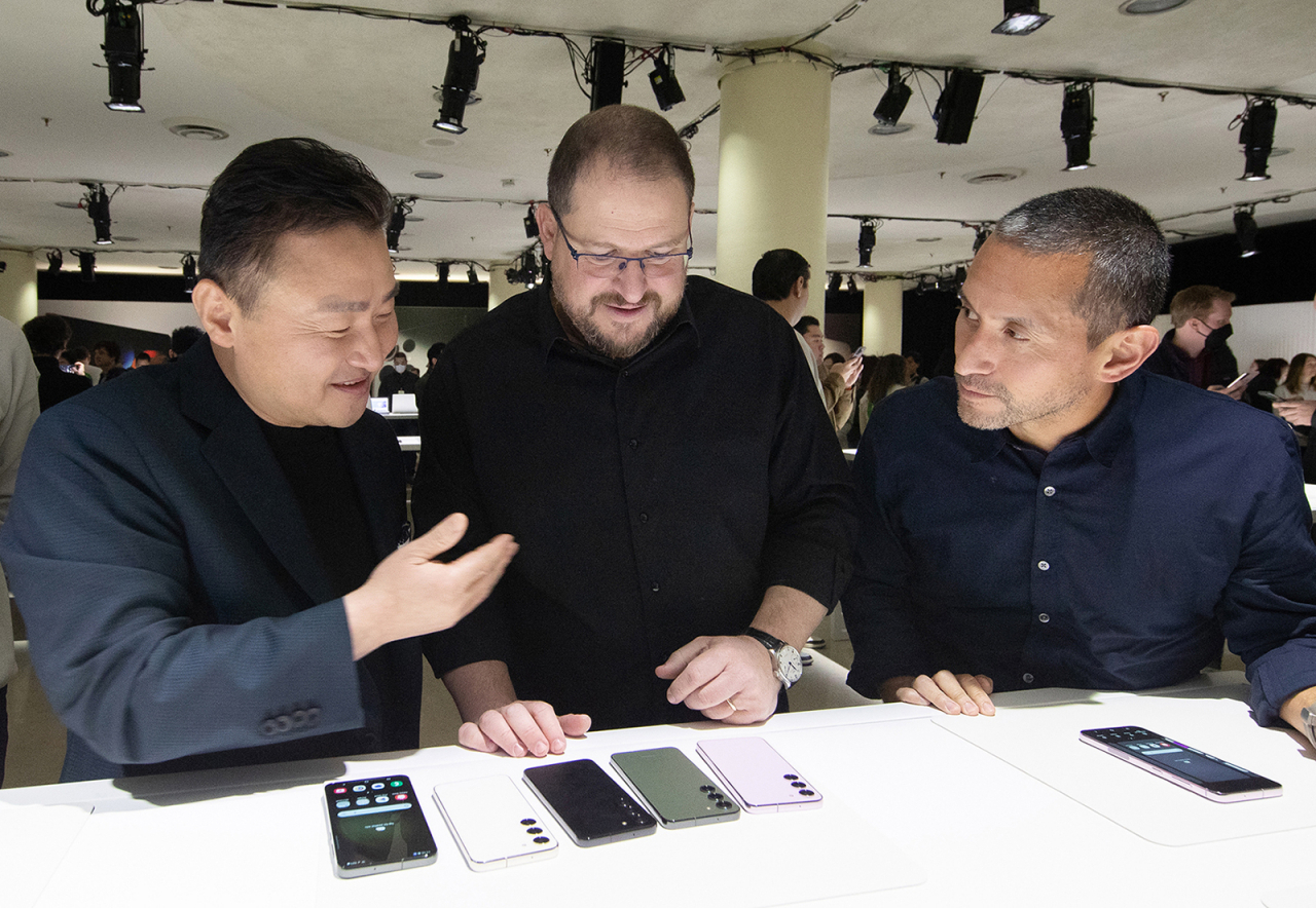 Samsung bolsters ties with Qualcomm, Google to deter Apple - The Korea ...