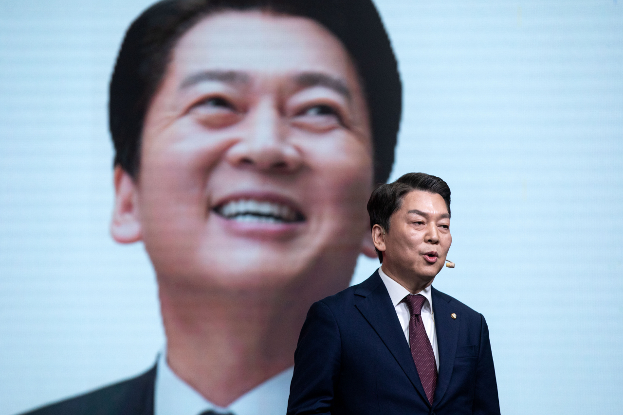 Ahn Cheol-soo vows to stay in race for ruling party leader - The Korea ...