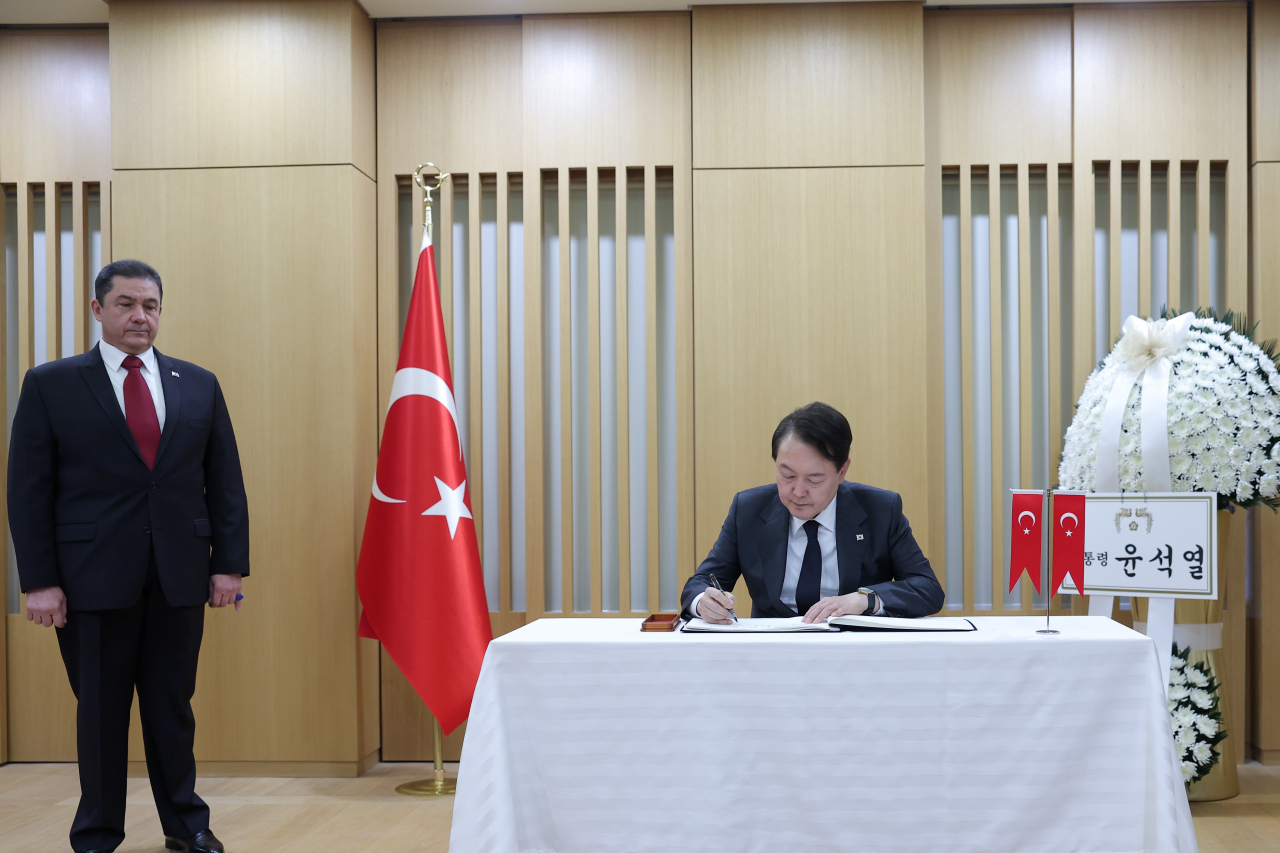 Yoon offers condolences to Turkish envoy during visit - The Korea Herald