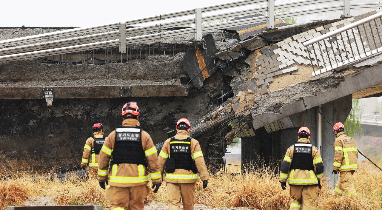 Gyeonggi Police investigate fatal bridge collapse - The Korea Herald