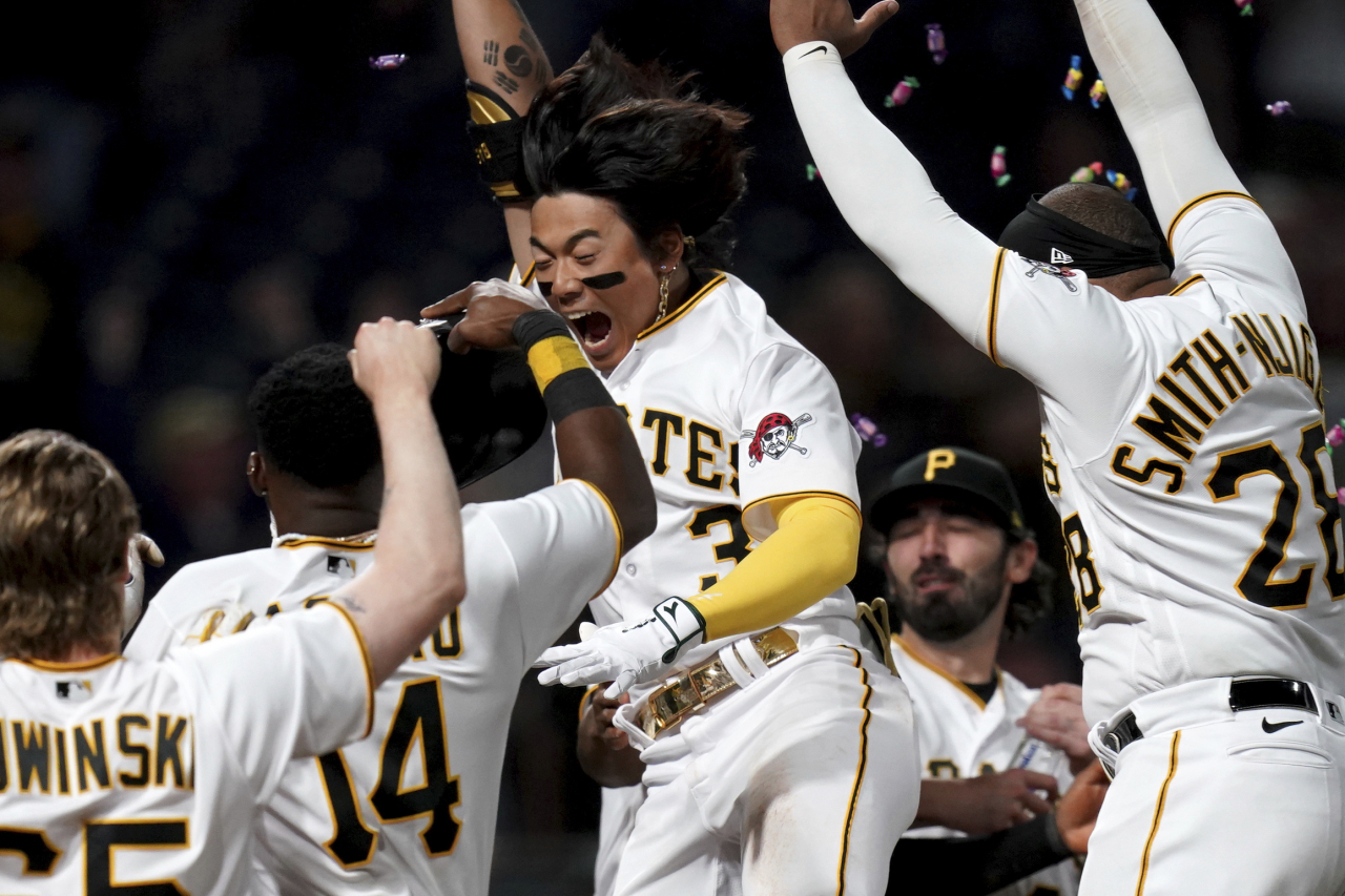 Pirates' Bae Ji-hwan, Choi Ji-man become 1st Korean teammates to homer ...