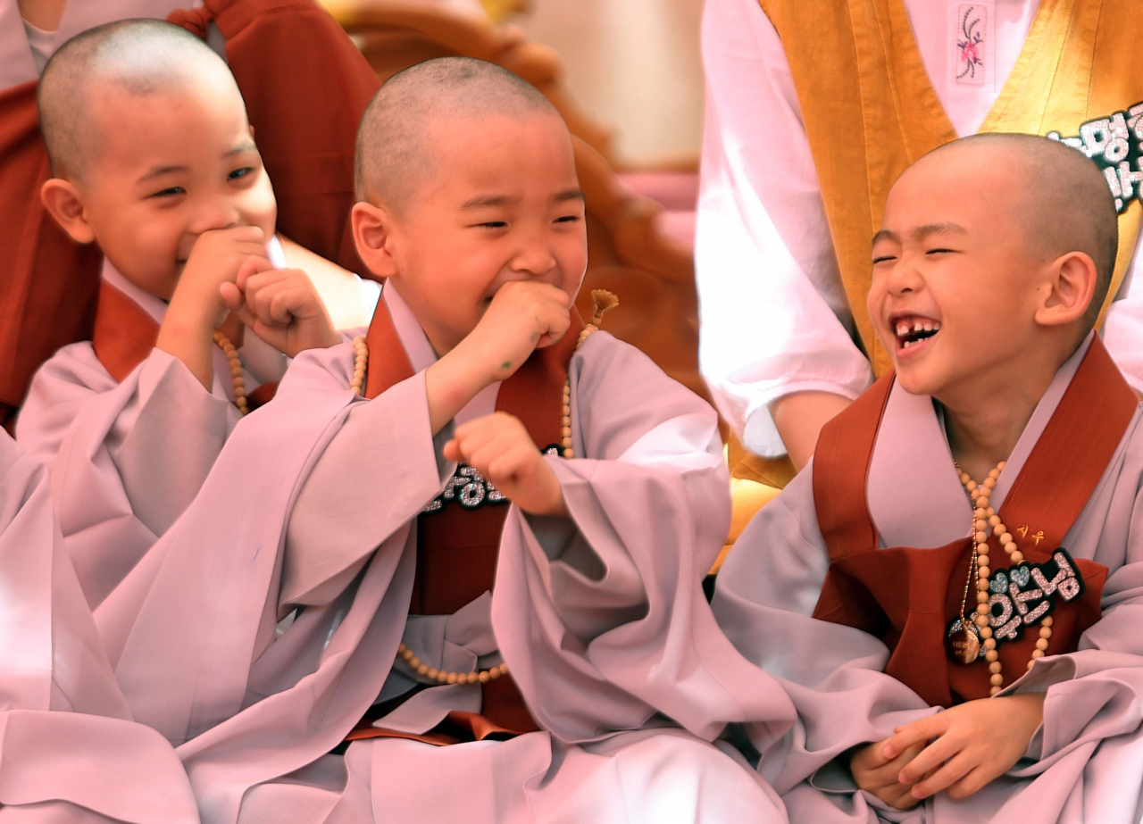[Photo News] Smiling young monks at Jogyesa - The Korea Herald