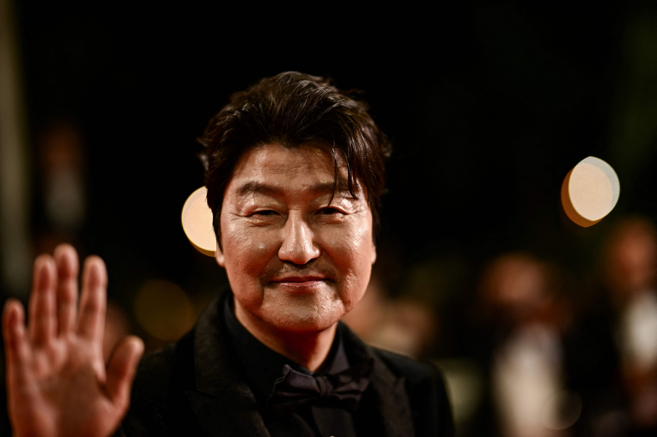 Kim Jee-woon’s ‘Cobweb’ receives 10-minute standing ovation at Cannes ...