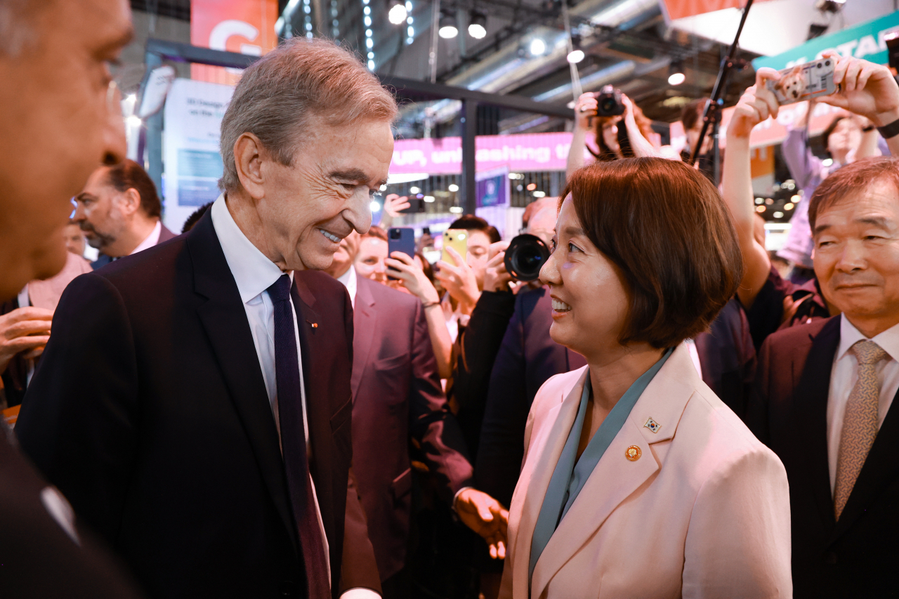 Korea’s startups minister meets with LVMH chief at Paris tech show ...