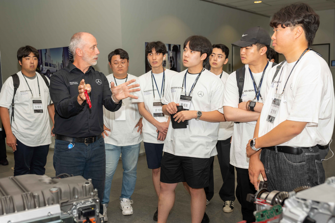 [Photo News] Mercedes-Benz Mobile Academy - The Korea Herald