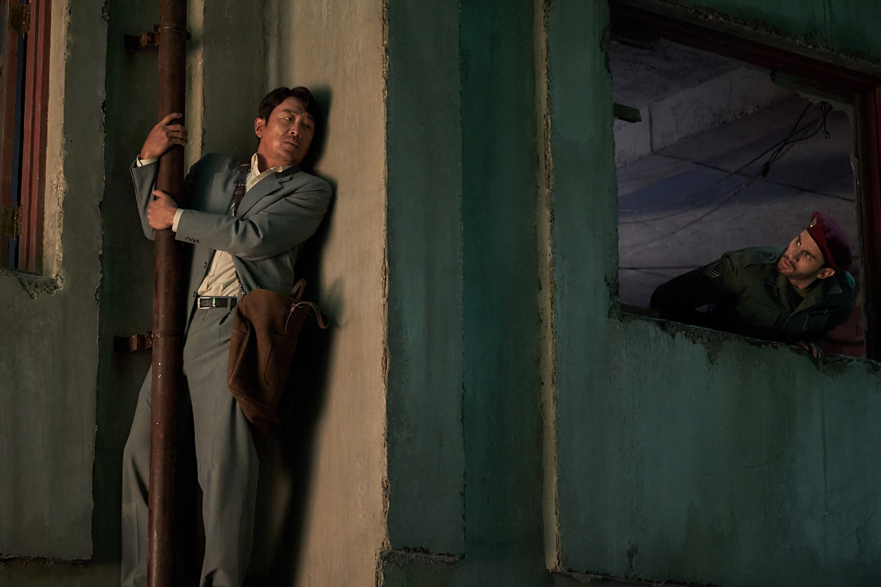 Playing tragi-comic rescuer a balancing act for Ha Jung-woo in ...