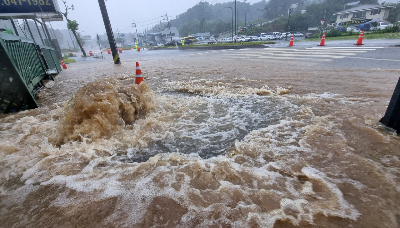 Typhoon Khanun rampages through Korea - The Korea Herald