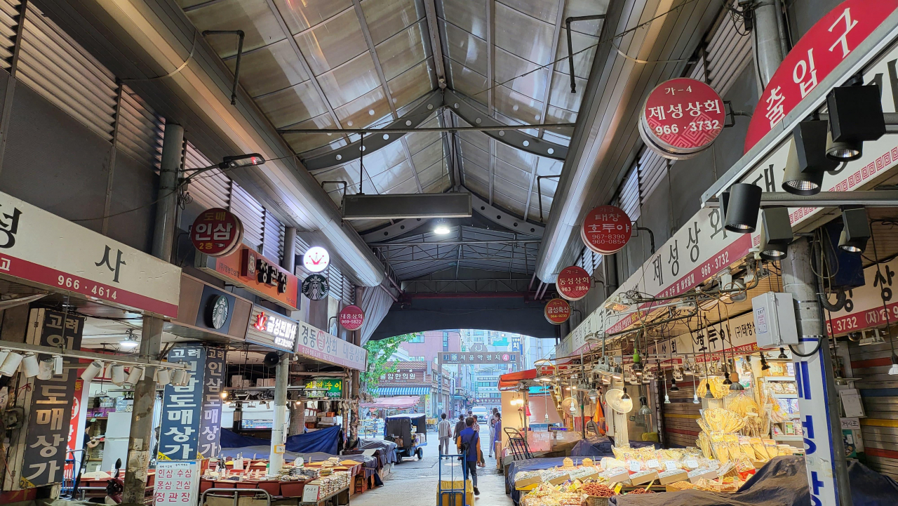 Seoul offers walking tours in 7 languages - The Korea Herald