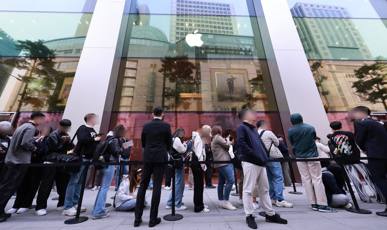 [Photo News] Apple launches new iPhone models in S. Korea - The Korea ...
