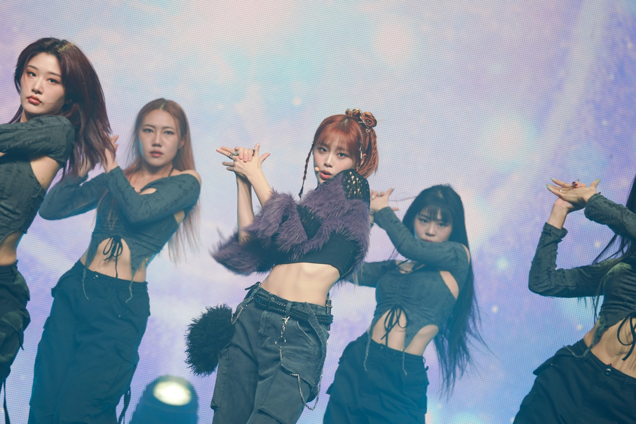 Chuu makes tearful solo debut with 'Howl' - The Korea Herald