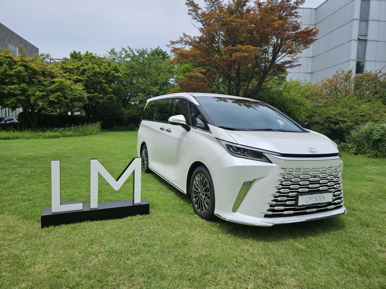 "럭셔리의 끝" 렉서스가 작심하고 만든 도로 위 퍼스트클래스 - 리얼푸드 REALFOODS