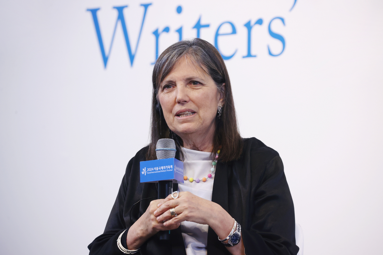 Claudia Pineiro on literature as mirror reflecting society‘s shadows ...