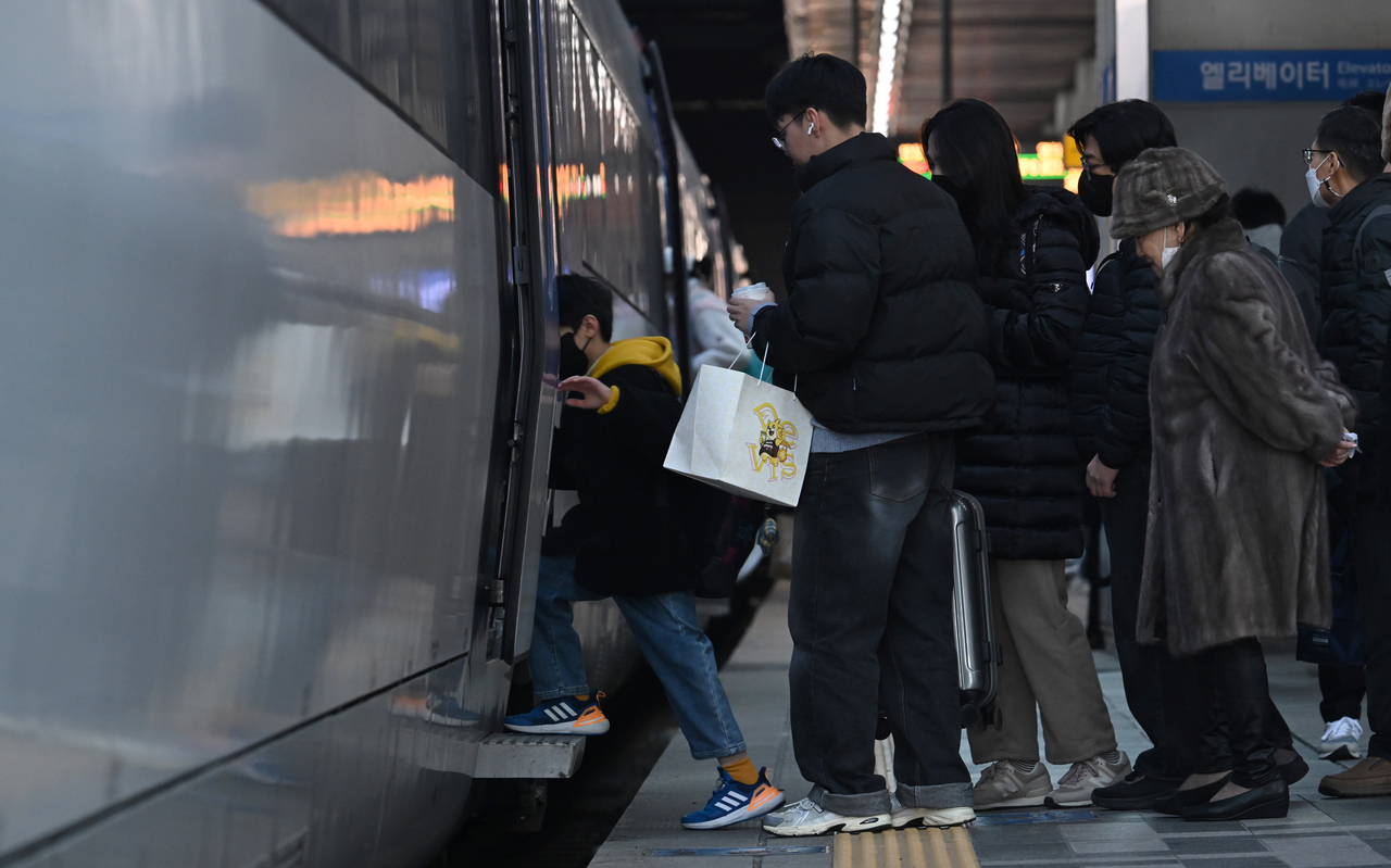 Some KTX train services slowed by heavy snow: railway operator - The ...