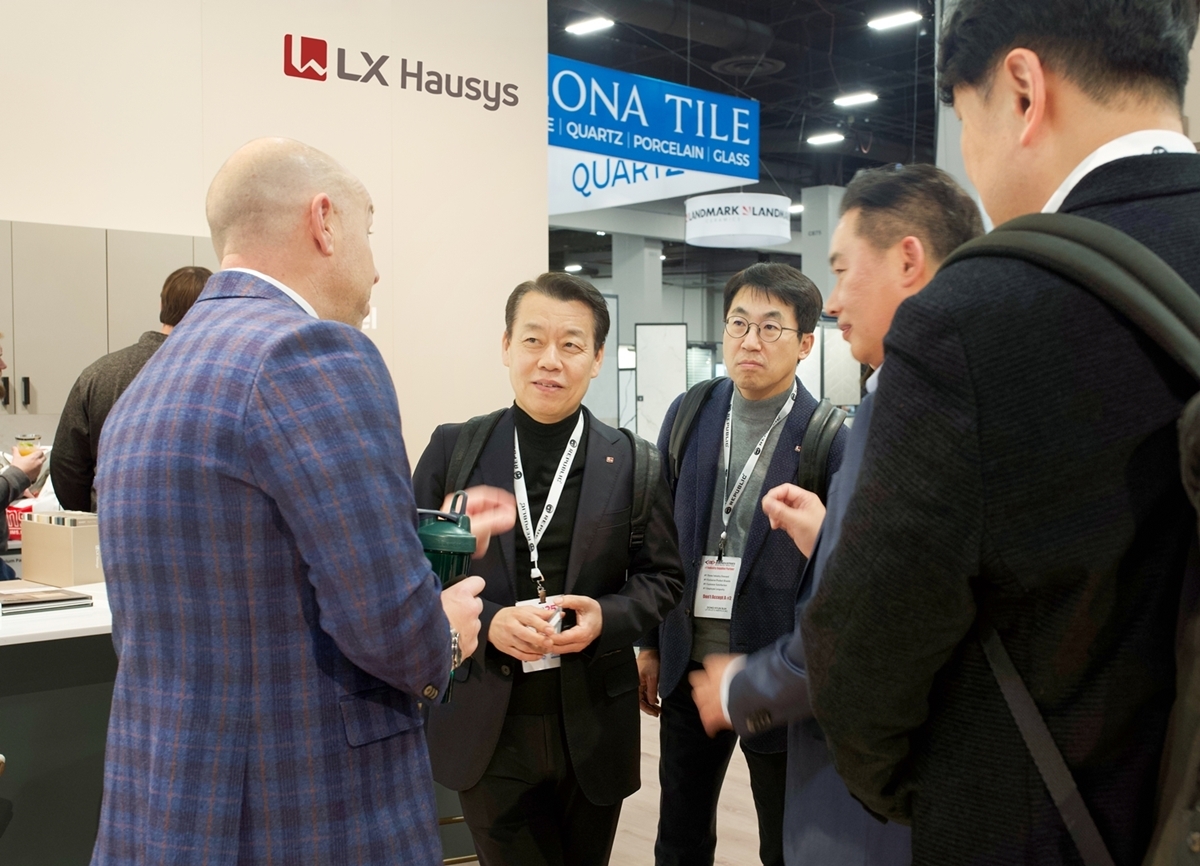LX Hausys unveils cutting-edge flooring tech at TISE 2025 - The Korea Herald