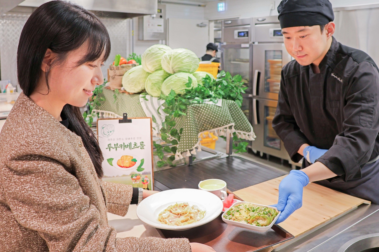 현대그린푸드, 제주 못난이 양배추 농가 돕기 나선다 - 리얼푸드 REALFOODS