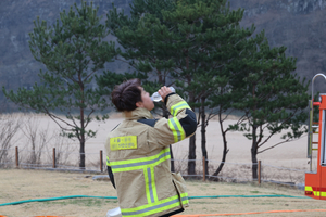 Firefighters containing wildfires touted as heroes; 1.8b won in ...