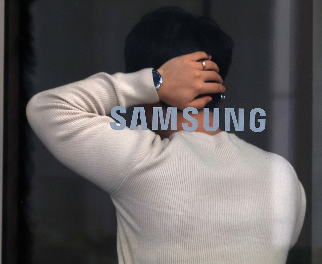 Samsung Electronics forecast to see decline in operating profit for Q1 ...