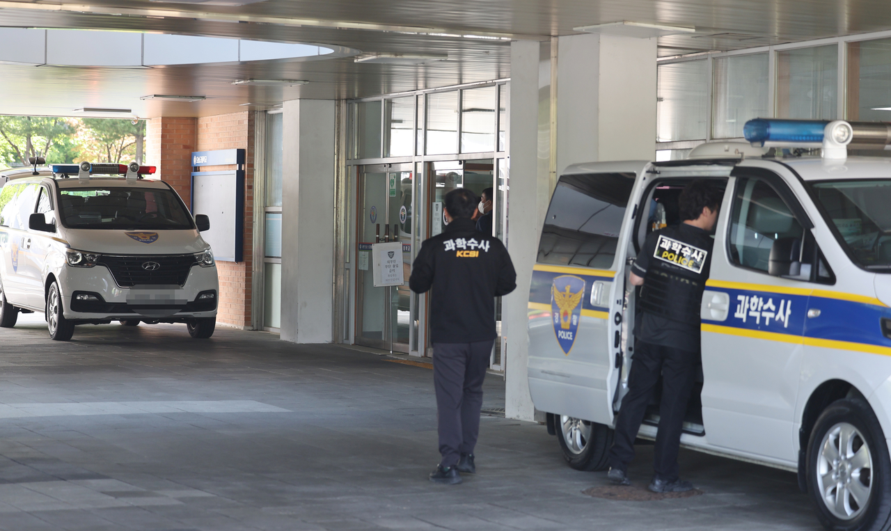 Police officers on Monday are seen at a high school in Cheongju, North Chungcheong Province, where a student attacked multiple school staff and students. (Yonhap)