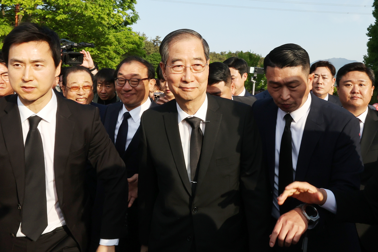 Ex-PM Han blocked from entering Gwangju cemetery amid protests - The ...