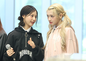 [포토]임서원, 젤리당카에게 친절하게 설명 중 - 헤럴드뮤즈 (Herald Muse)