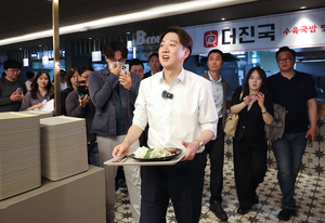 Candidates in strong push to woo voters in conservative strongholds ...