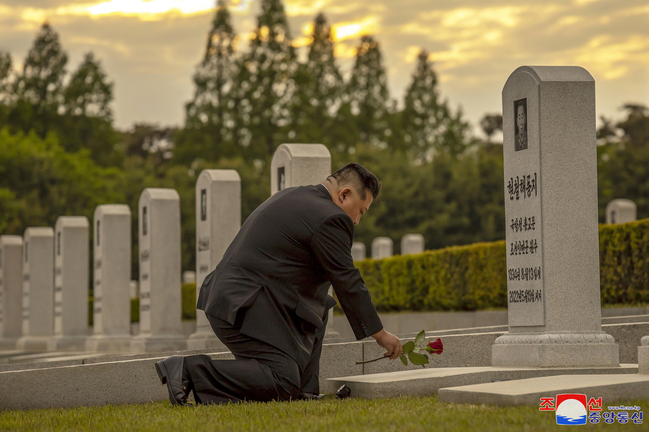 N. Korea's Kim pays tribute to prominent military figure - The Korea Herald