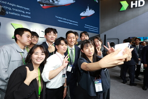 [Photo News] Shipbuilding tycoons at MADEX 2025 - The Korea Herald