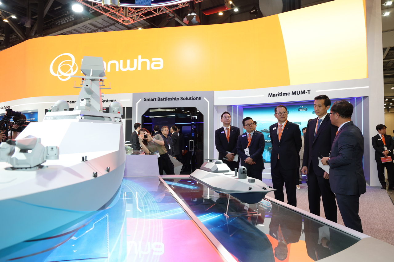 [Photo News] Shipbuilding tycoons at MADEX 2025 - The Korea Herald