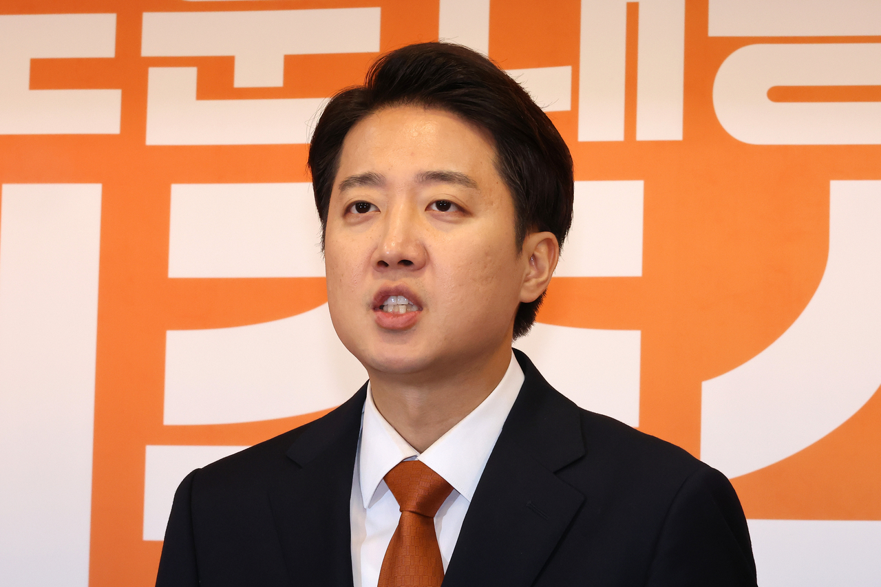 Lee Jun-seok's graphic language in debate leads to human rights petitions: report - The Korea Herald