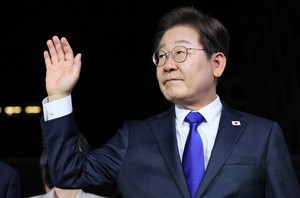 Kim Doo-kwan exits race, setting stage for three-way Democratic Party ...