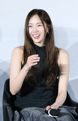 [포토]채수빈, 빵터졌네~ - 헤럴드뮤즈 (Herald Muse)