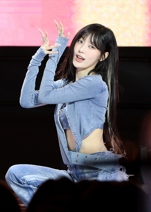 [포토]아르테미스 최리, 빠져든다 - 헤럴드뮤즈 (Herald Muse)