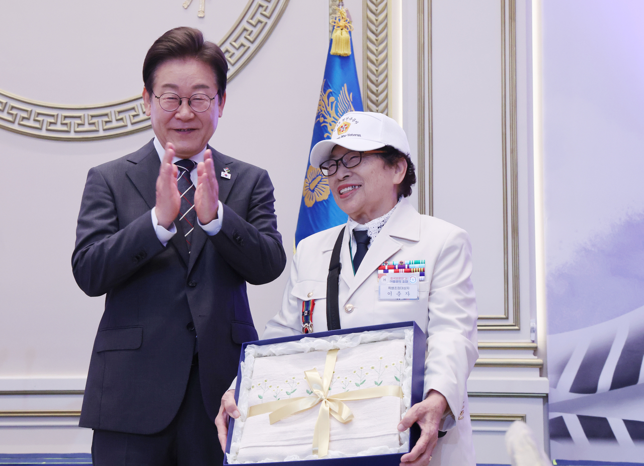 Lee honors 'extraordinary' sacrifices in lunch meeting with bereaved ...