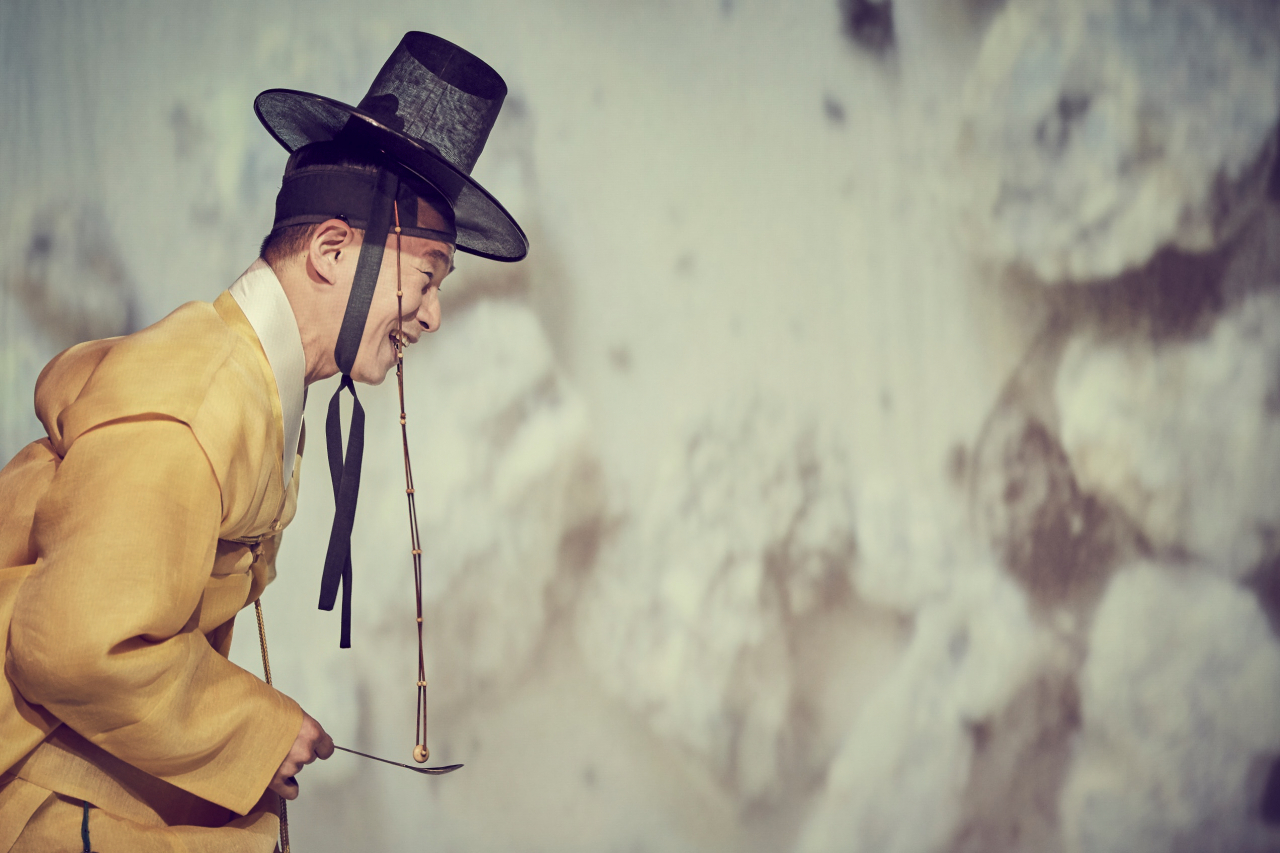 Lee Hee-moon's glam journey through folk songs -- in heels and hanbok ...