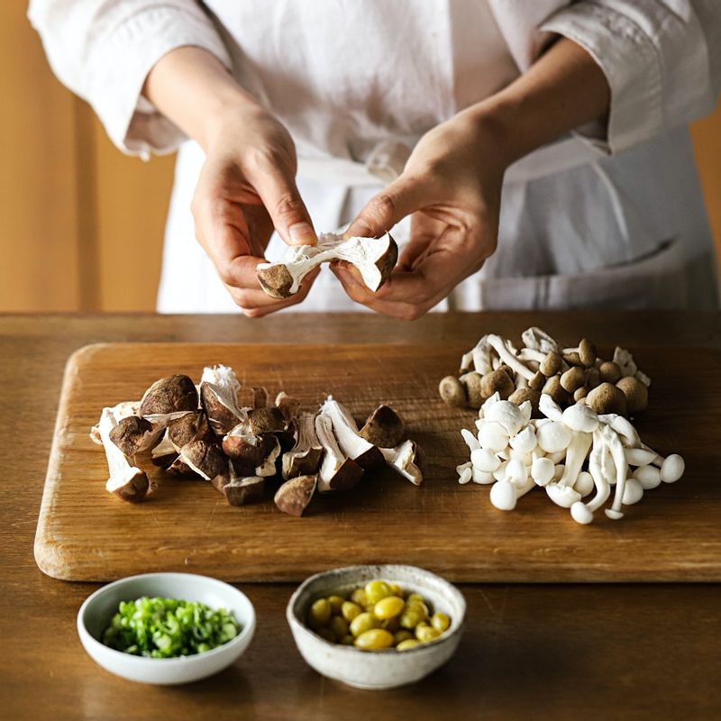 Songi mushroom pot rice - The Korea Herald