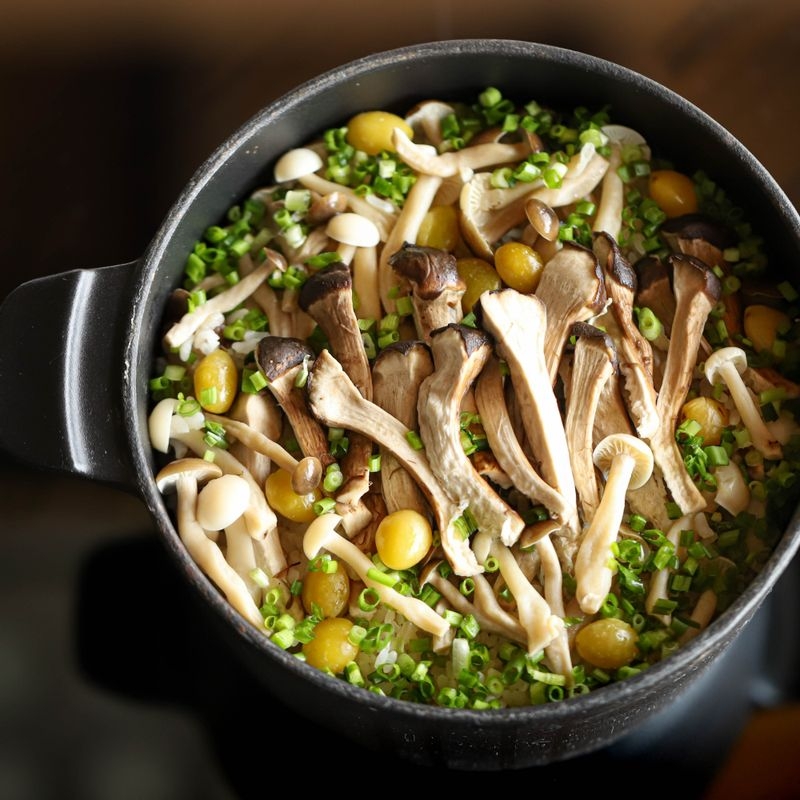 Songi mushroom pot rice - The Korea Herald