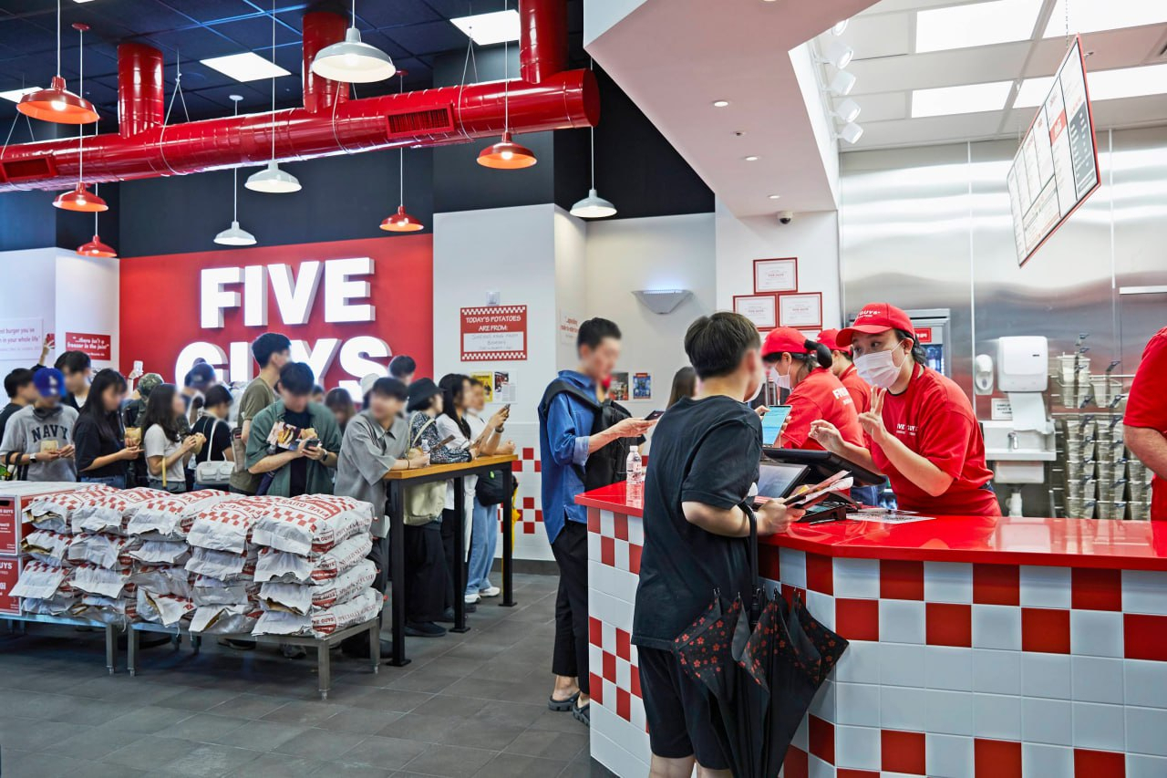 Two years in, Hanwha mulls sale of Five Guys Korea - The Korea Herald