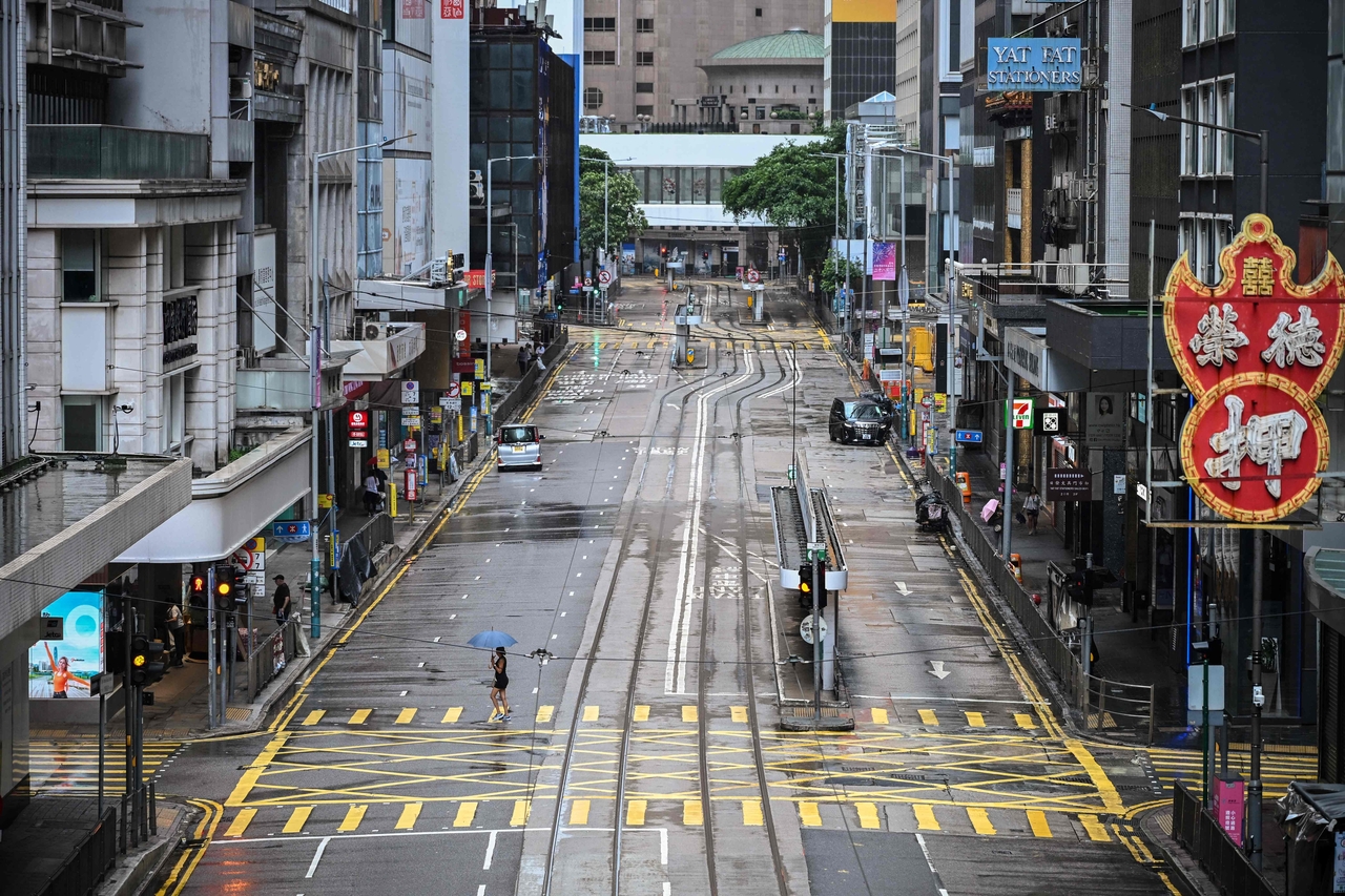 Typhoon Wipha topples trees and causes major flight disruptions in Hong ...