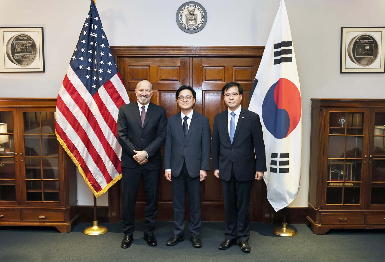 Seoul's top trade officials meet Lutnick, stress need to reach tariff ...