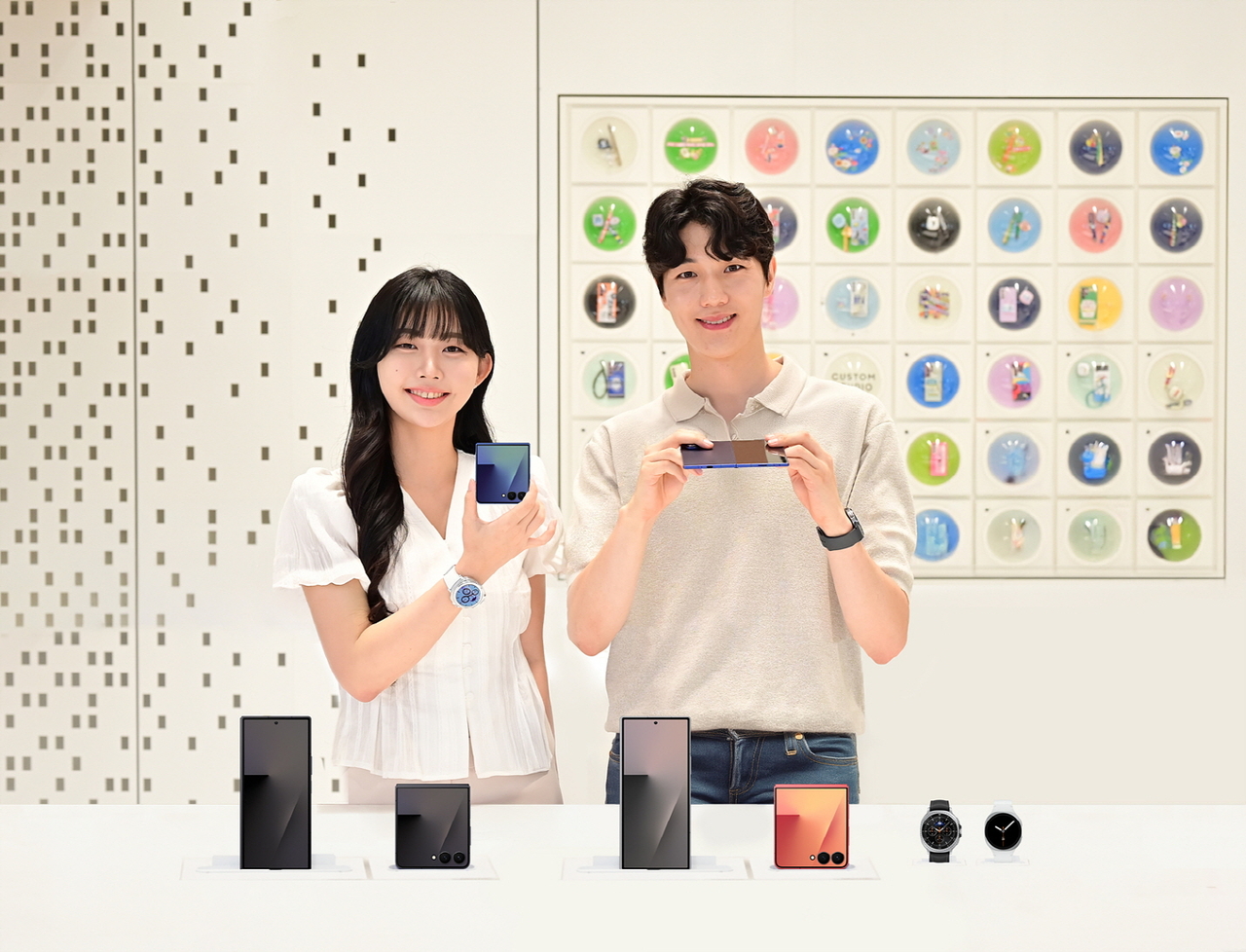 Samsung's new foldables hit shelves, with preorders at all-time high ...