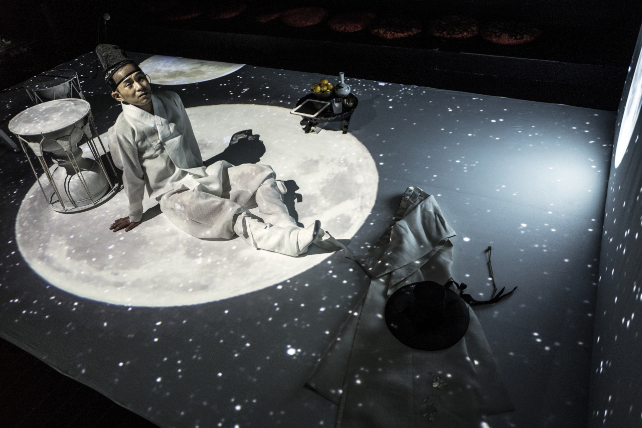 Lee Hee-moon's glam journey through folk songs -- in heels and hanbok ...