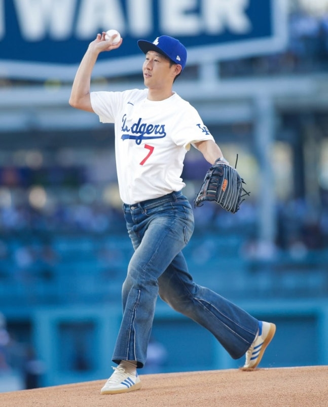 손흥민, 오타니 앞에서 환상 시구…MLB “완벽한 스트라이크!” [영상]