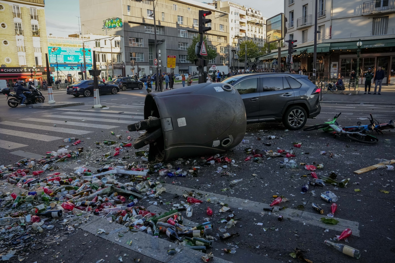 French police clash with 'Block Everything' protesters while Macron ...