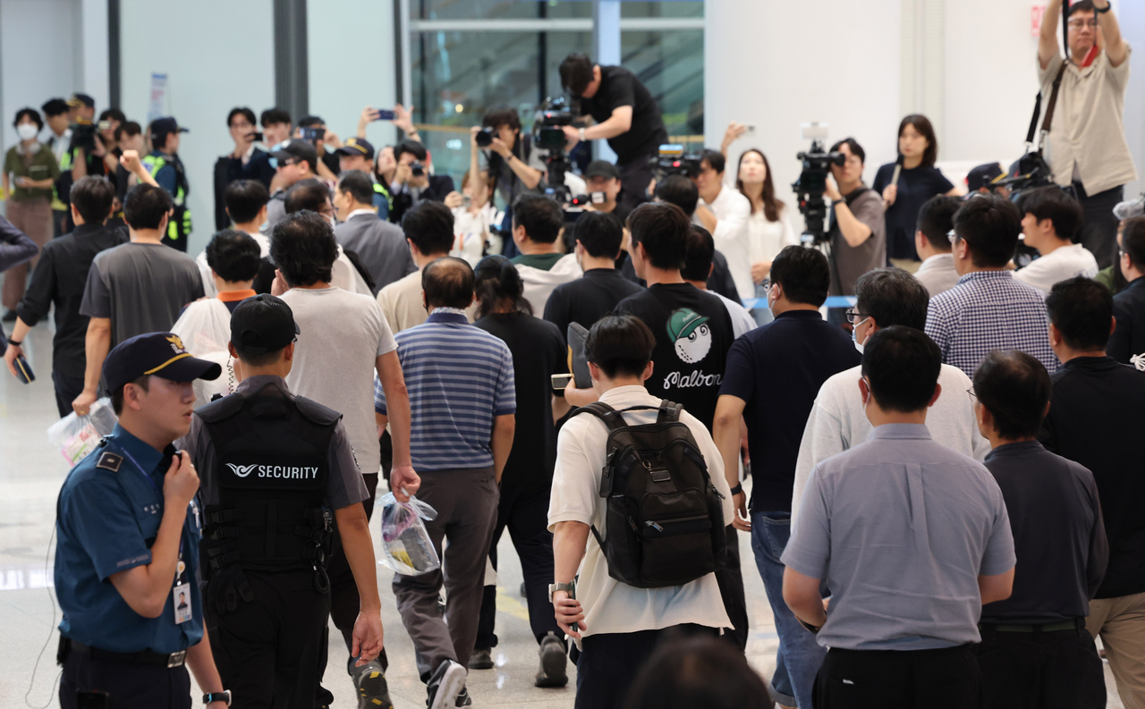 Foreign workers detained at US Hyundai–LG site arrive in Korea - THE ...