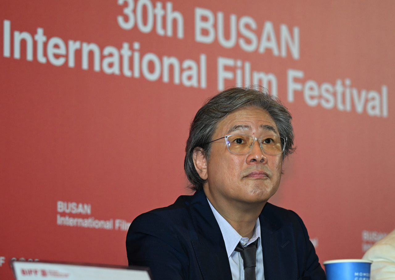 [30th BIFF] 인간이라면 누구나 “어쩔 수가 없다” 박찬욱이 빚어낸 보편적 이기심에 대한 이야기…‘어쩔수가없다’ 부국제서 첫선 - 헤럴드 POP