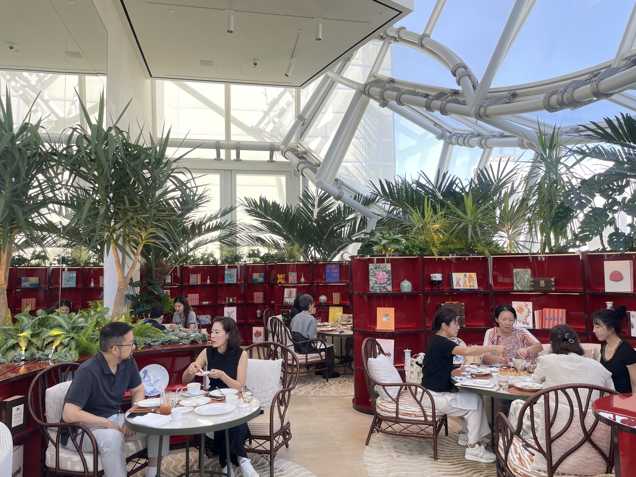 Le Cafe Louis Vuitton blends luxury aesthetics with underwhelming ...