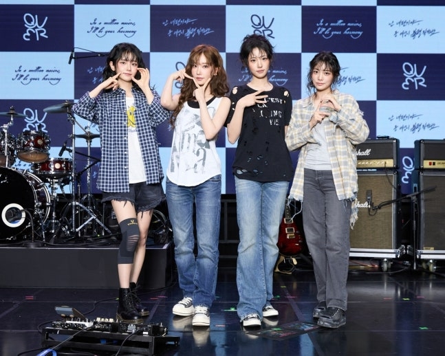 응원봉이 뭐길래…더보이즈-QWER, 모양 두고 갈등 격화 “강력대응” vs “문제없다” - 헤럴드경제