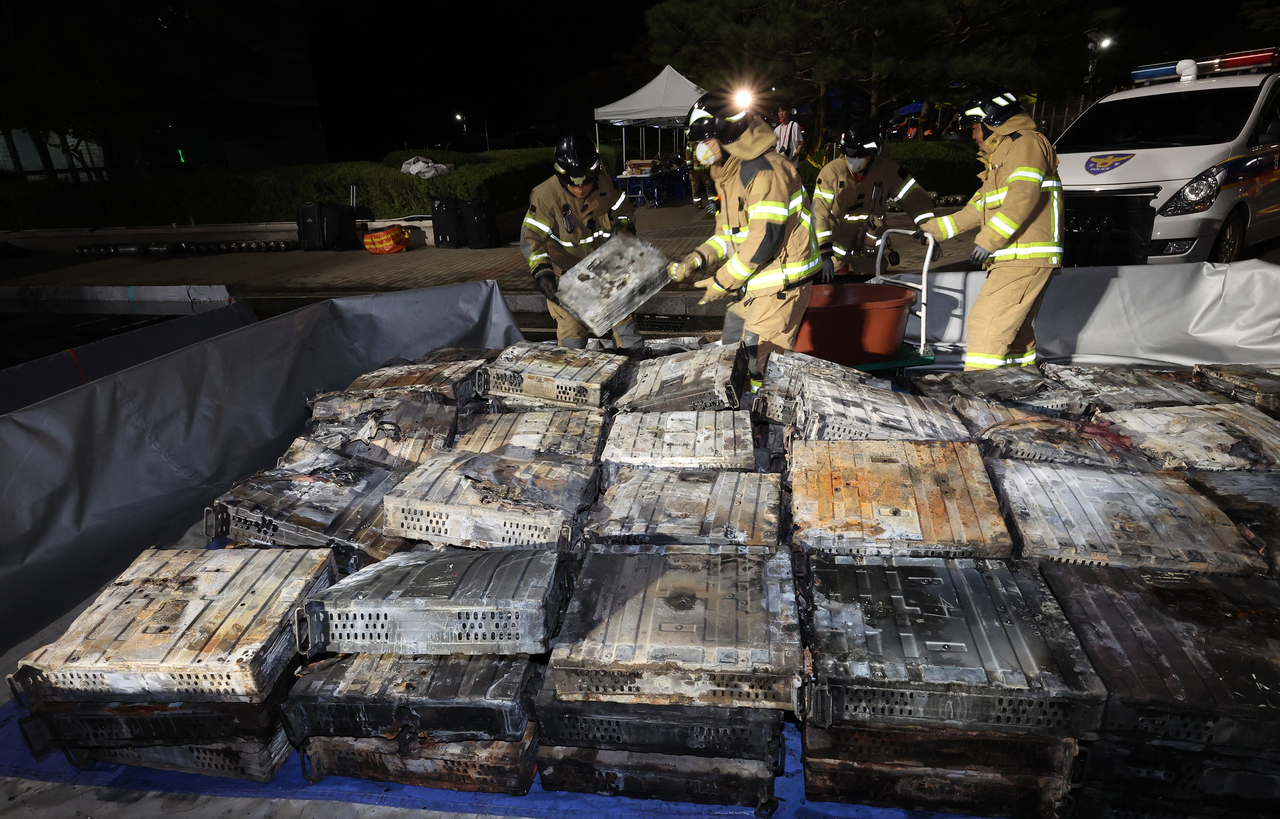 Data center fire: 10 hours battling battery blaze to salvage data - The Korea Herald