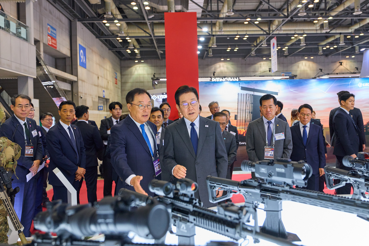 Lee vows aggressive R&D push for defense exports, military self ...
