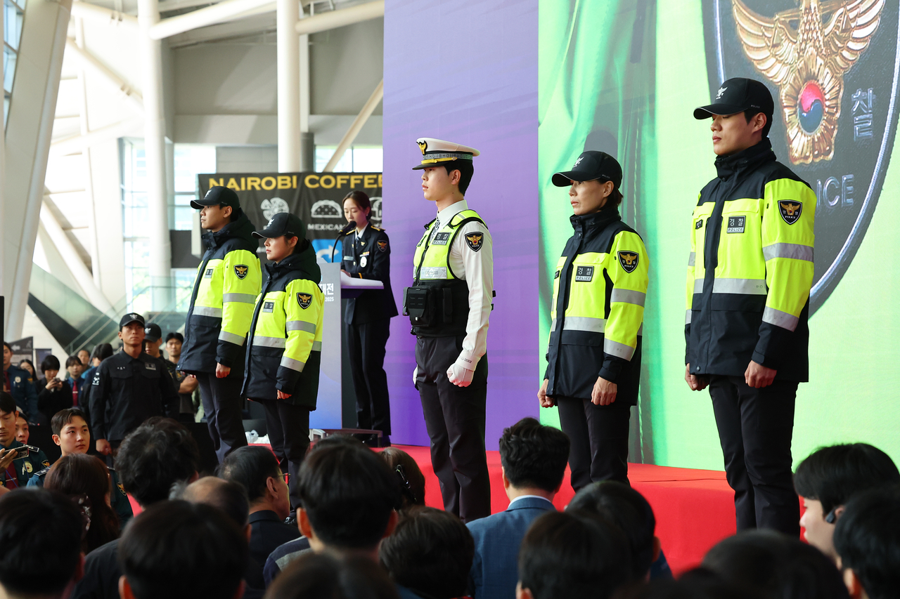 National Police Agency showcases new uniform - The Korea Herald